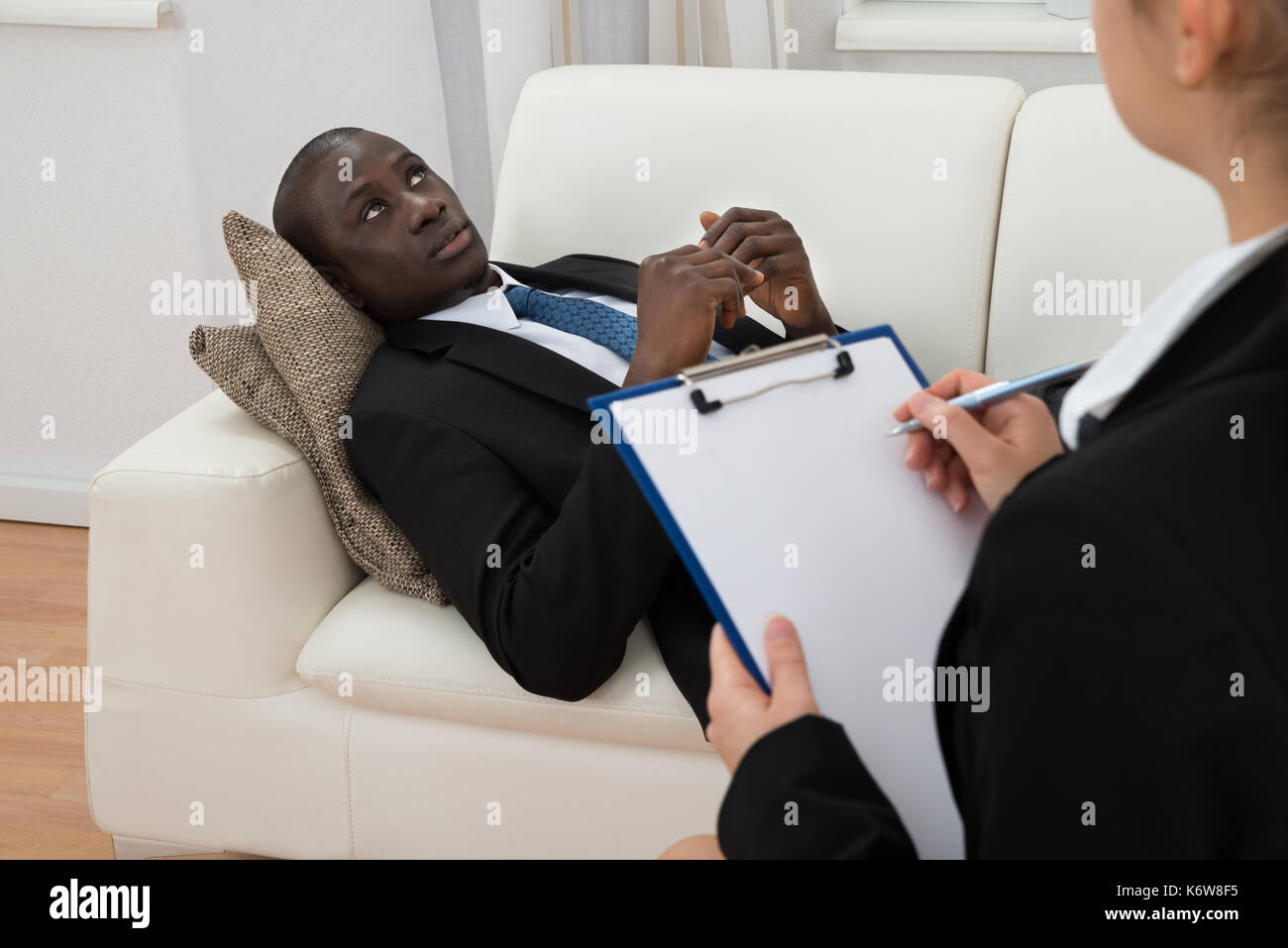 Weibliche Psychiater Notizen In der Vorderseite des Patienten während ...