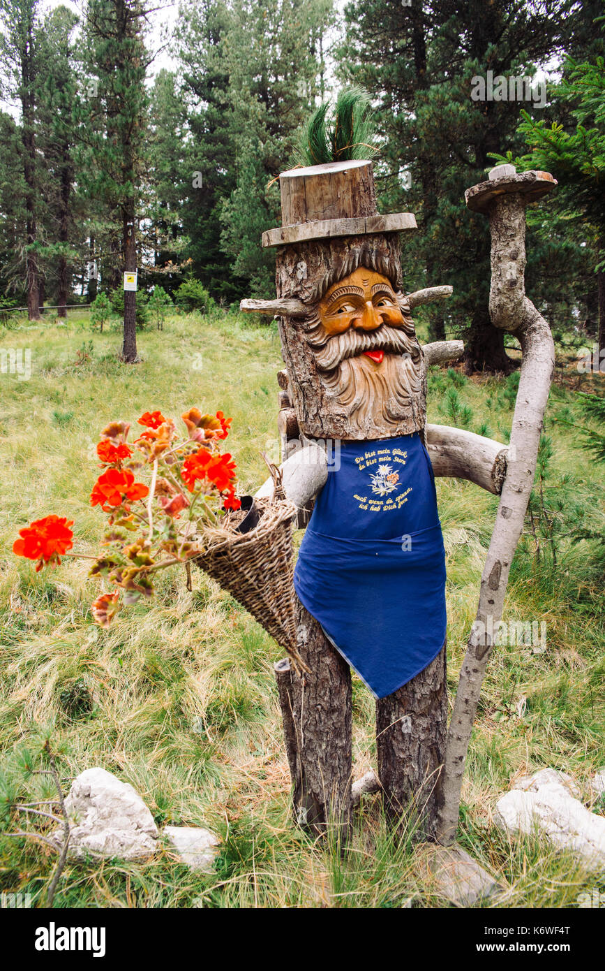 Aus holz geschnitzter adler -Fotos und -Bildmaterial in hoher Auflösung – Alamy