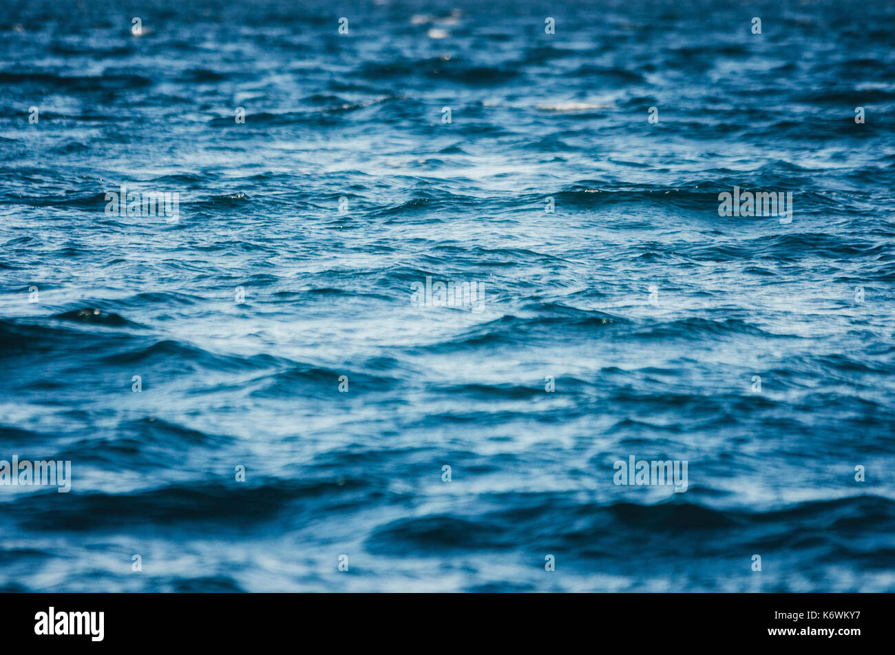 In der Offenen Schwarzen Meer. Wellen im dunklen Wasser Stockfotografie ...