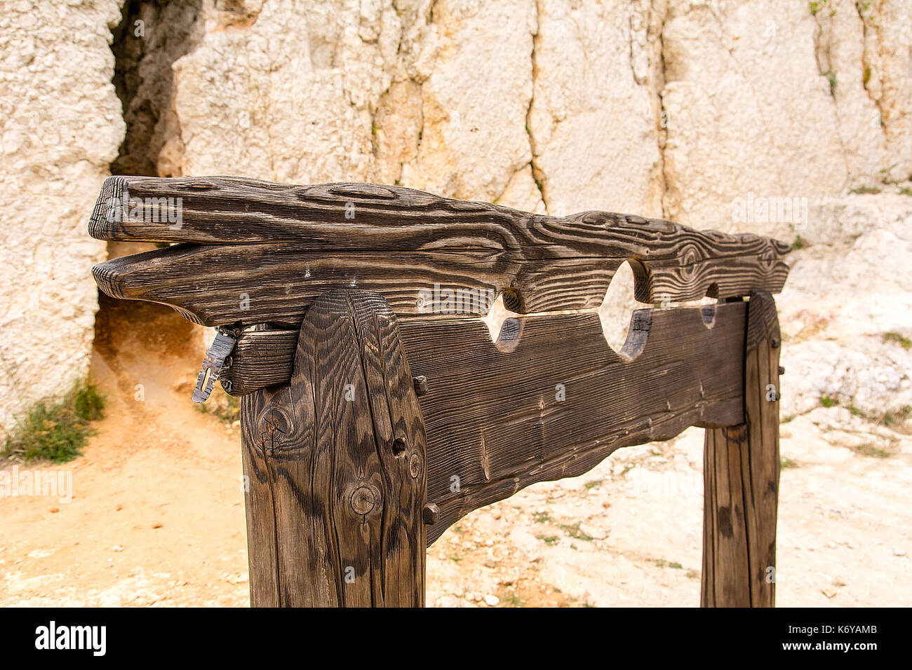 Holz- Pranger im Schloss Rabsztyn (Polen Stockfotografie - Alamy