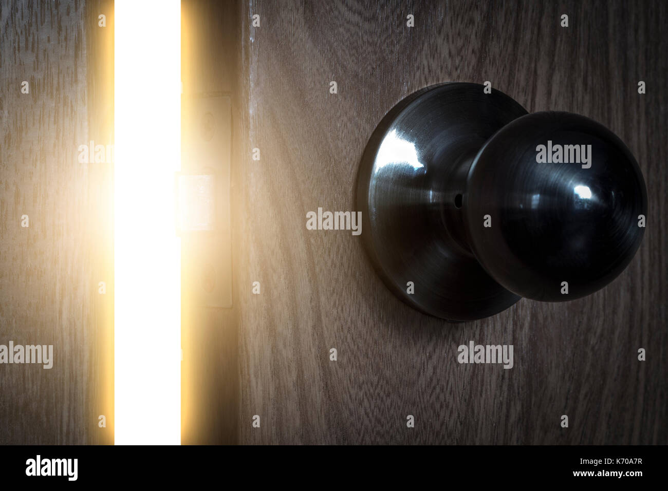 Helle magische Licht durch die offene Tür Stockfotografie - Alamy