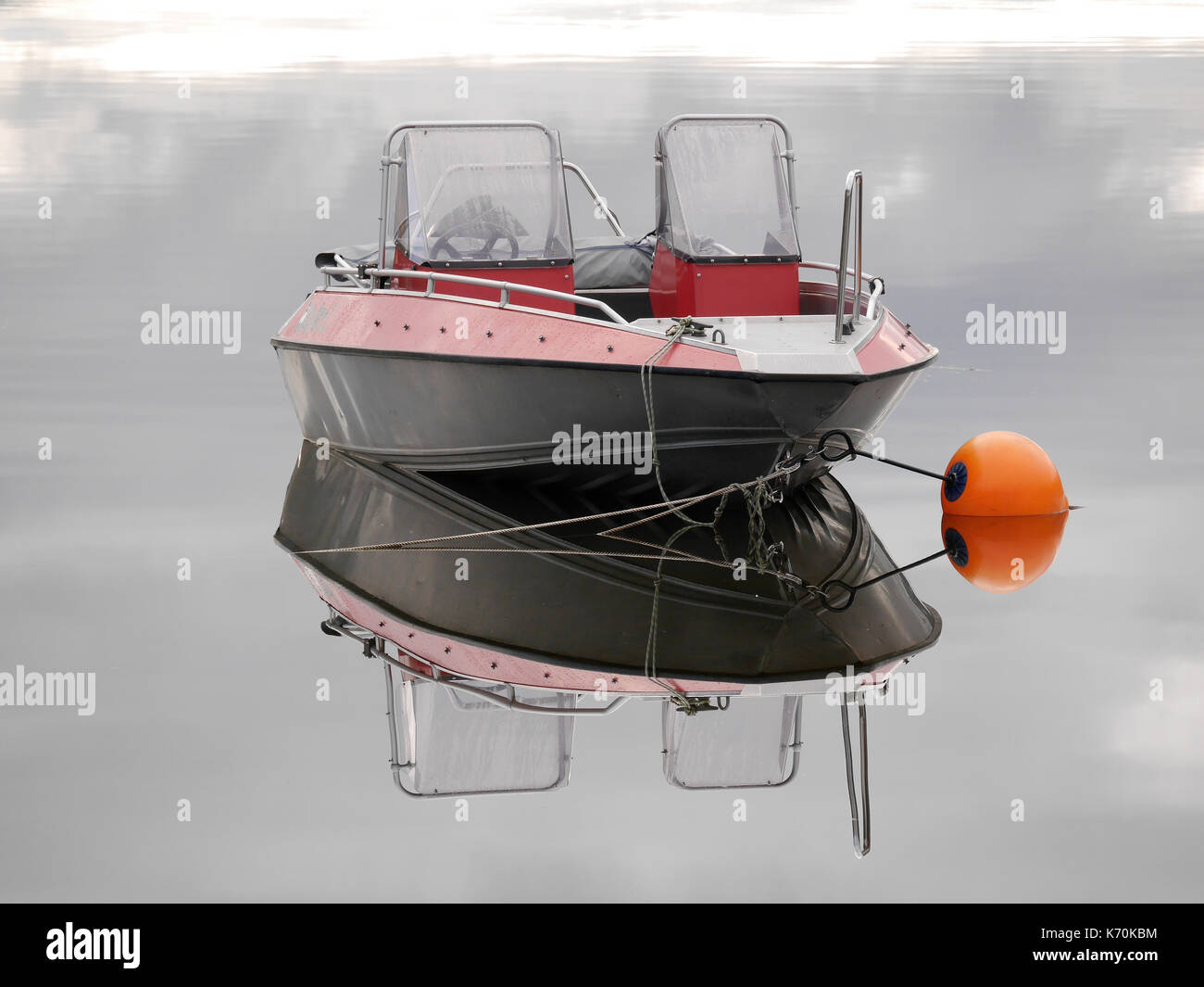 Buster Aluminium Boot spiegelt sich in der ruhigen See Åresjön, Åre ...