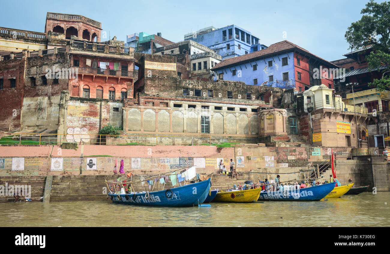 Varanasi, Indien - 12 Jul, 2015. Ghats am Ufer des Ganges in Varanasi ...
