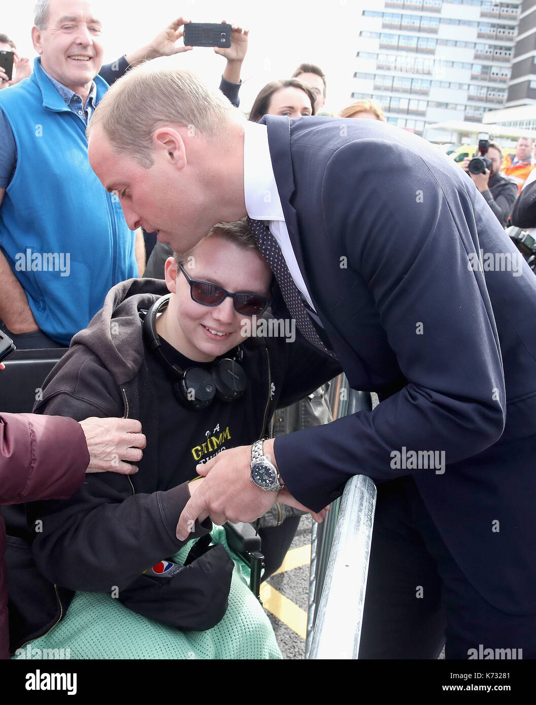 Der Herzog von Cambridge Umarmungen Katie Daley bei seinem Besuch in ...
