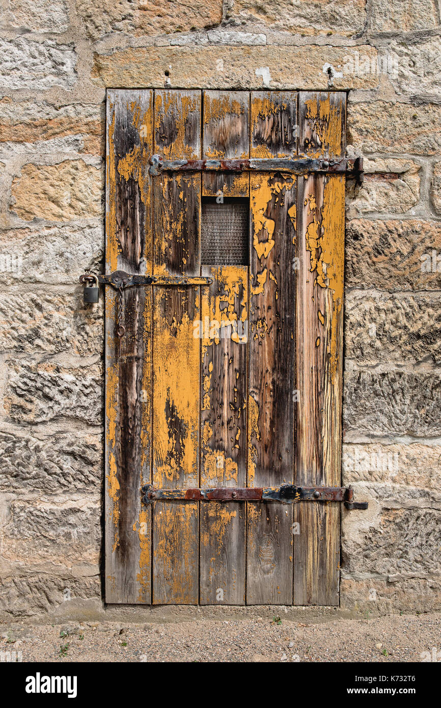 Yellow wooden door -Fotos und -Bildmaterial in hoher Auflösung – Alamy