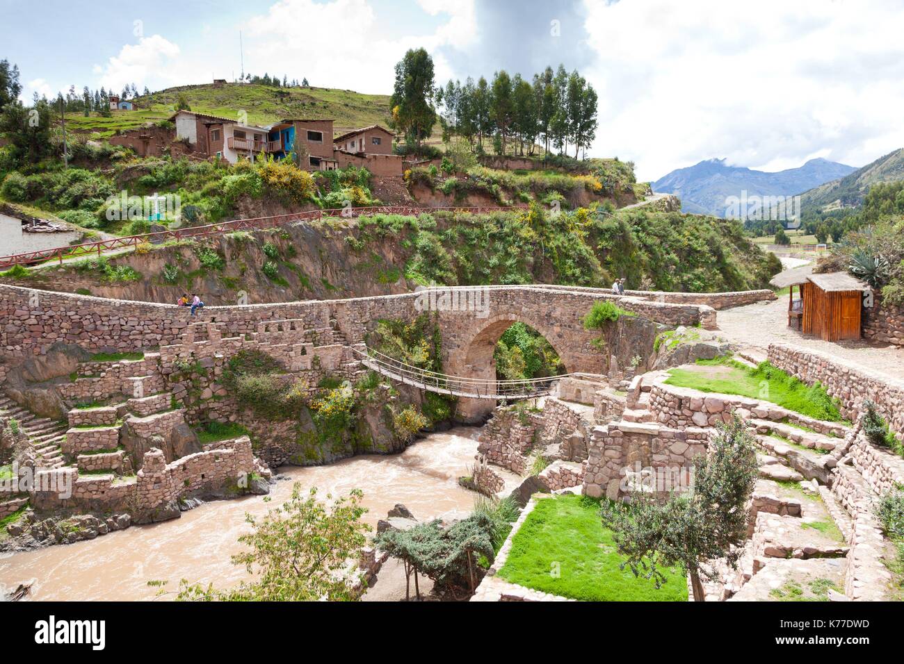 Perou, Provinz Cuzco, Checacupe, Dorf mit 3 Brücken (1 Inka Hängebrücke ...
