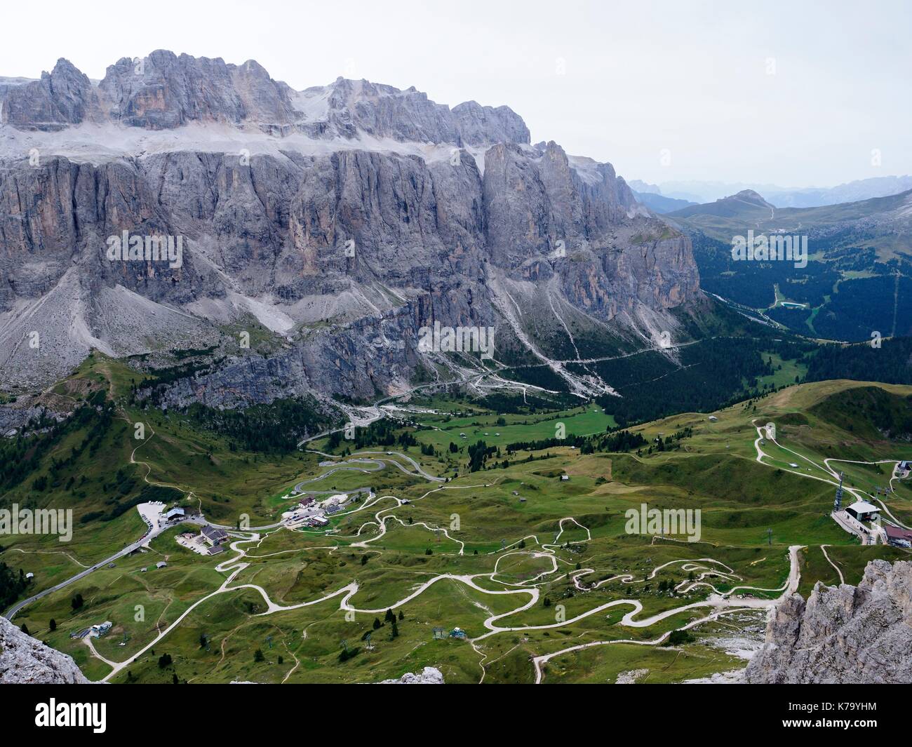 Dolomiten, Grödner Joch, Berg, Straße, Rock, Wiese, Seilbahn Stockfotografie - Alamy