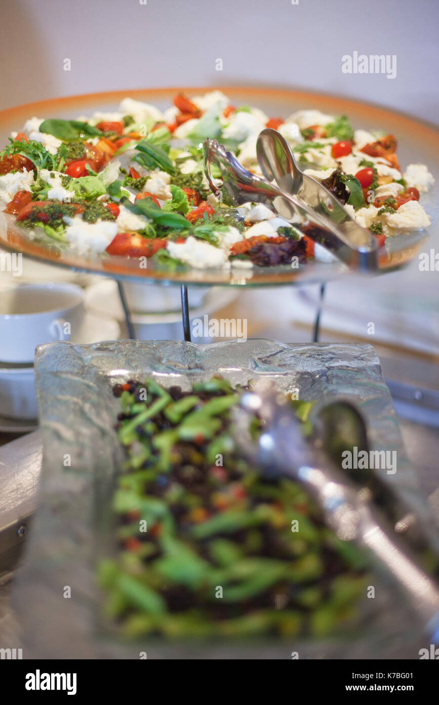 Das salatbuffet -Fotos und -Bildmaterial in hoher Auflösung – Alamy