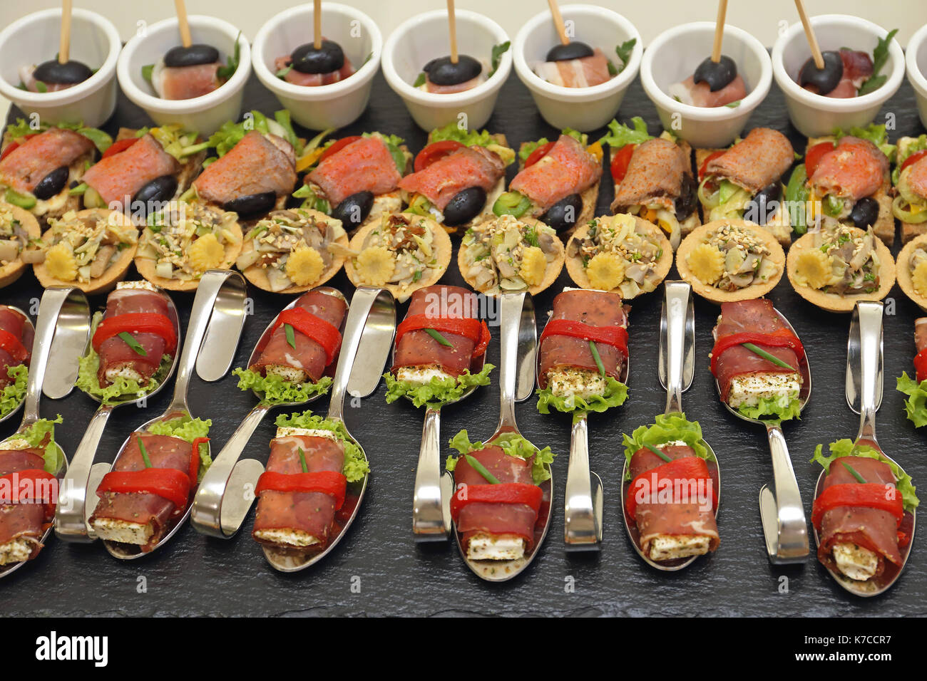 Moderne Canapes Essen in gebogener Löffel Stockfotografie - Alamy