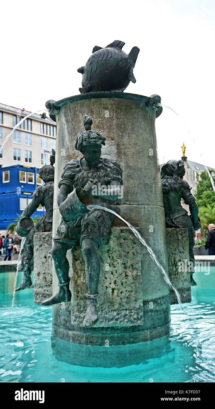 Der Fische Springbrunnen am Marienplatz in München, Deutschland ...
