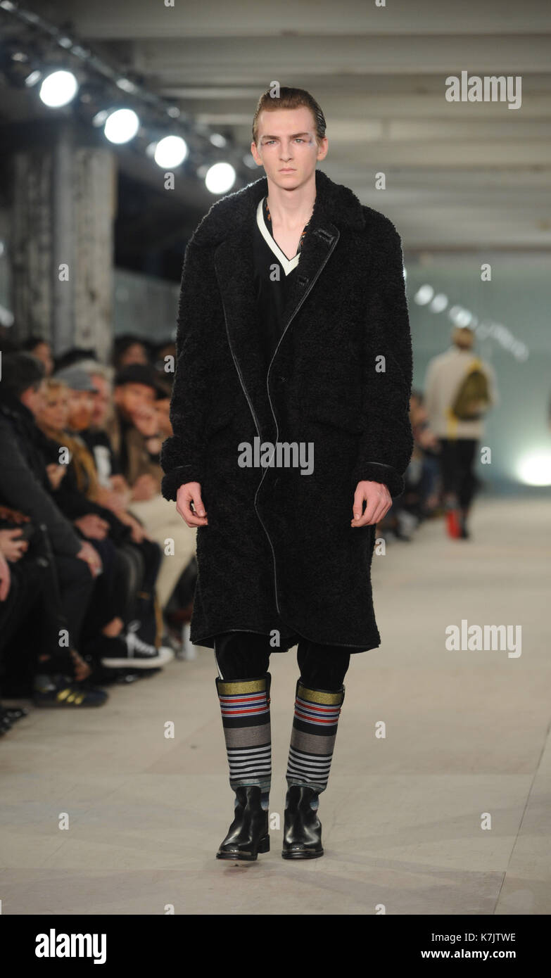 James langer laufsteg -Fotos und -Bildmaterial in hoher Auflösung – Alamy