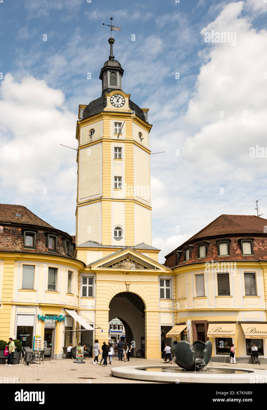 ANSBACH, Deutschland - 22. August: Touristen am Herrieder Tor in ...