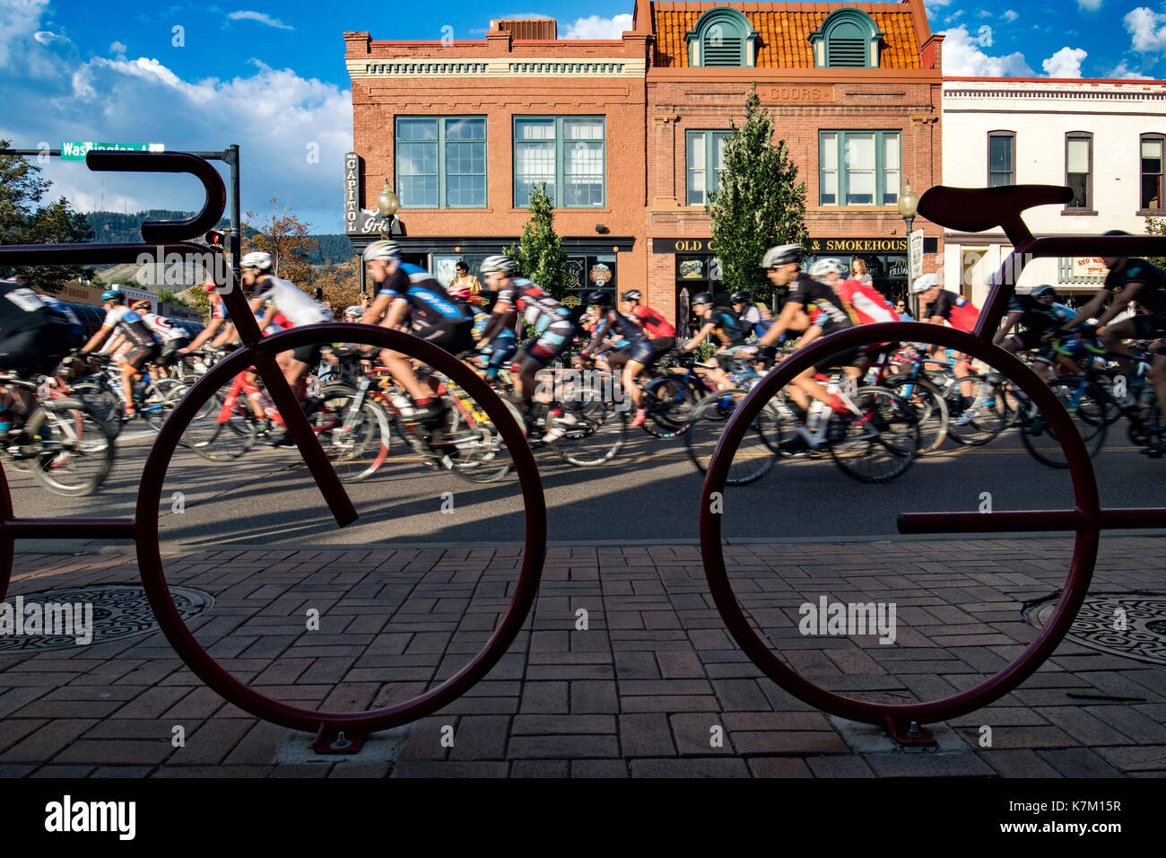 Golden bicycle -Fotos und -Bildmaterial in hoher Auflösung – Alamy