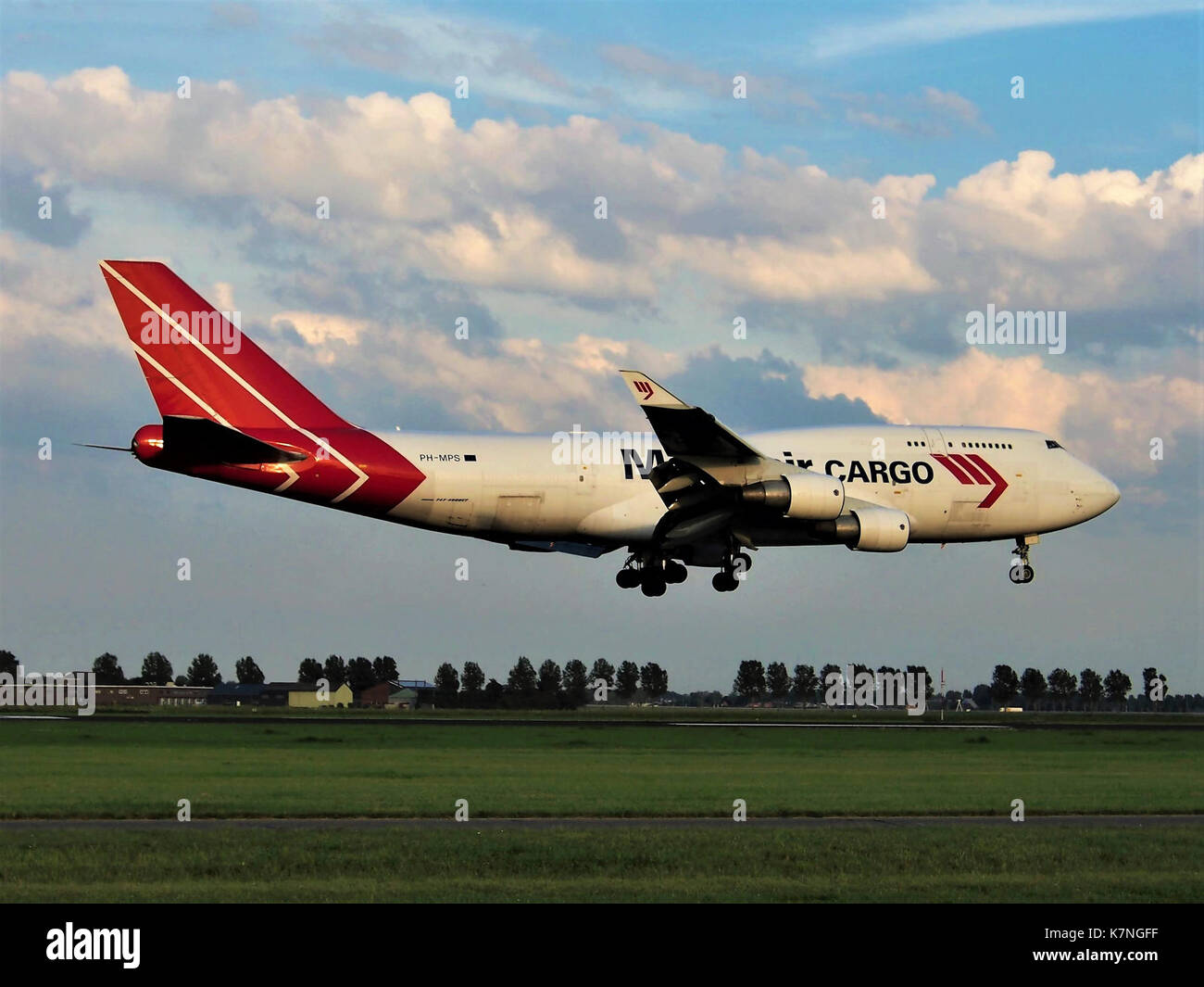 Ein Foto einer Martinair Holland Boeing 747-412(BCF), Kennzeichen PH ...