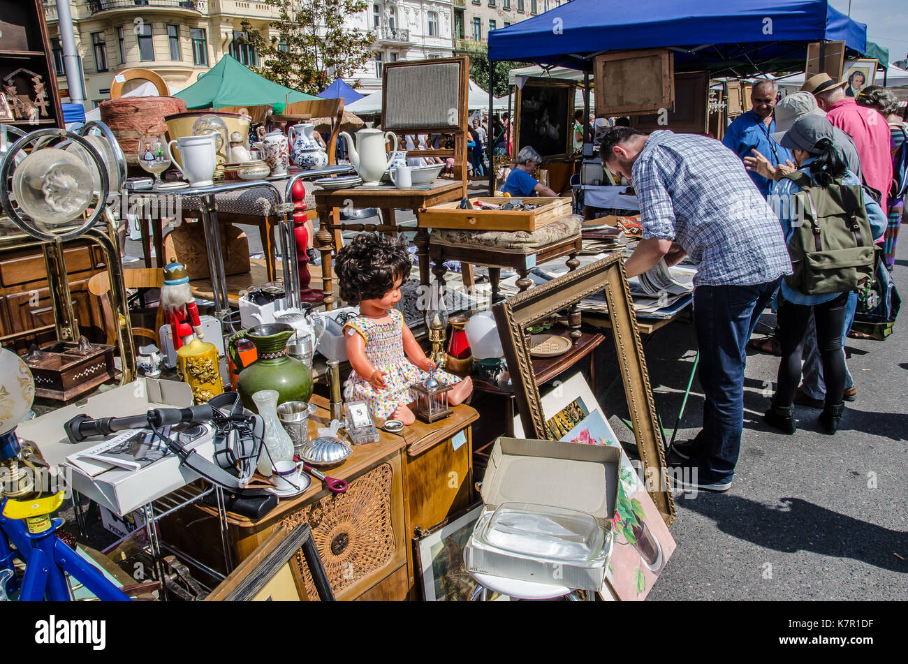 Vienna Naschmarkt Linke Wienzeile Flohmarkt Antikmarkt mit vielen ...