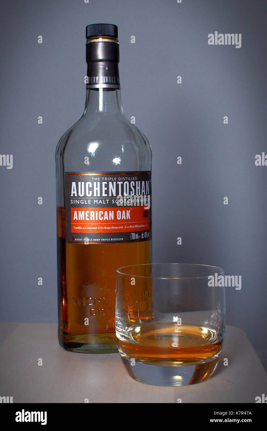 Whisky barrel bottle glass -Fotos und -Bildmaterial in hoher Auflösung ...