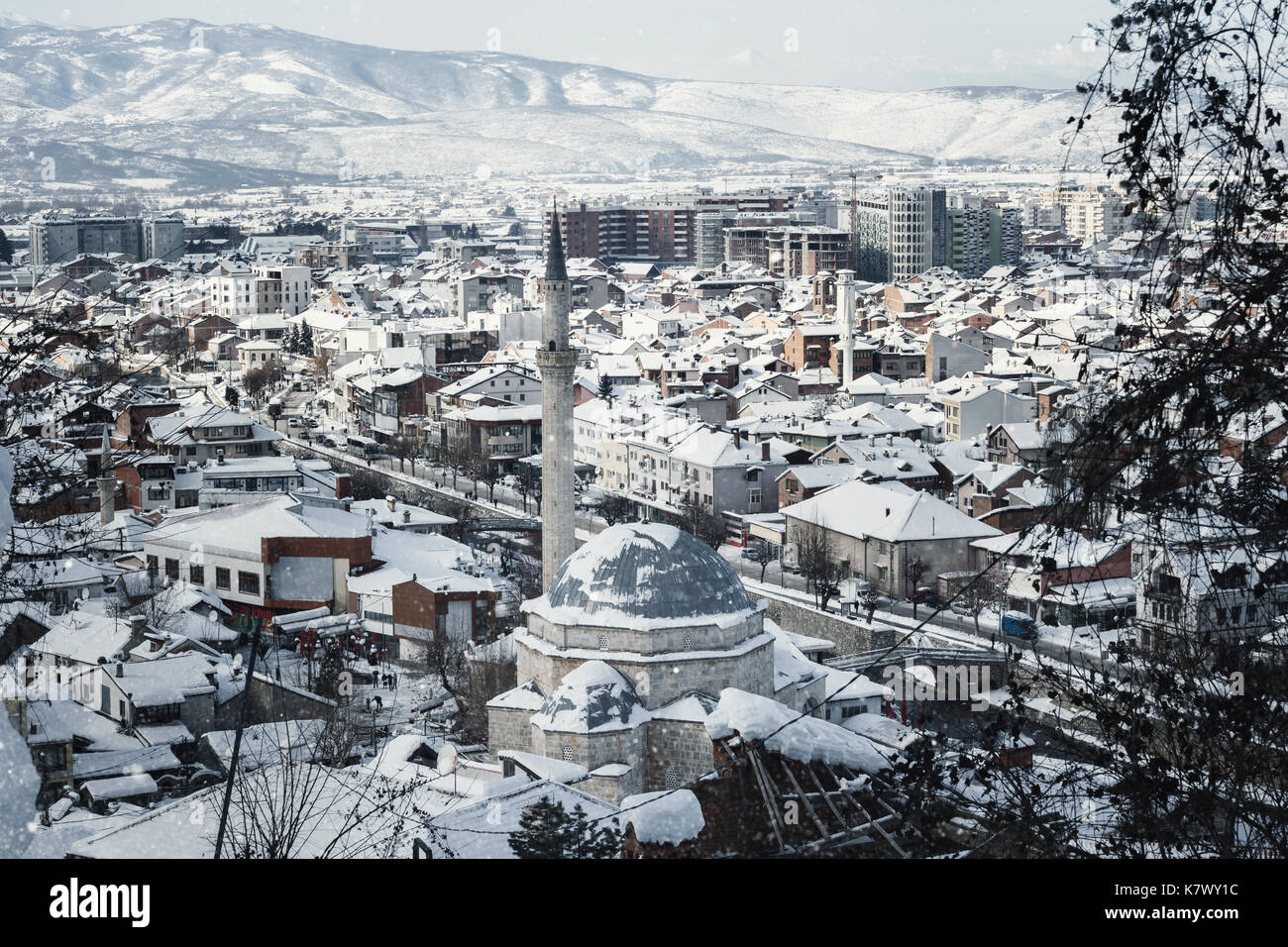 Stadt Prizren, Kosovo mit Schnee im Winter abgedeckt Stockfotografie ...