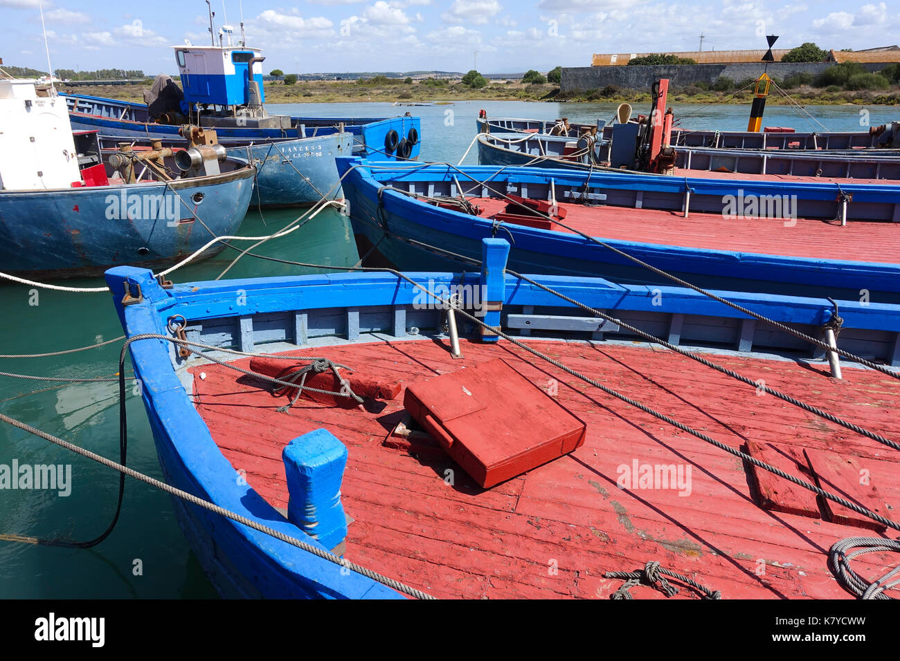 Traditionelle rote thunfisch fischerboote -Fotos und -Bildmaterial in ...