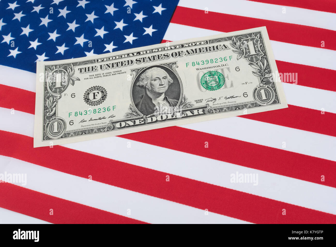 Stars and Stripes mit US-1-Dollar-Schein. Ein-Dollar-Schein USA. Für ...