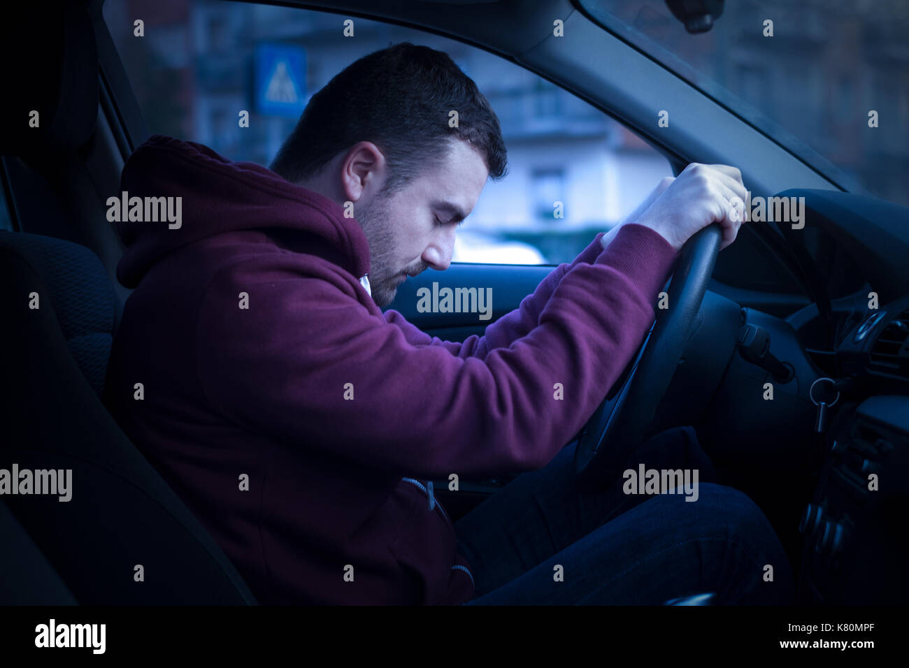 Drunk man asleep -Fotos und -Bildmaterial in hoher Auflösung – Alamy