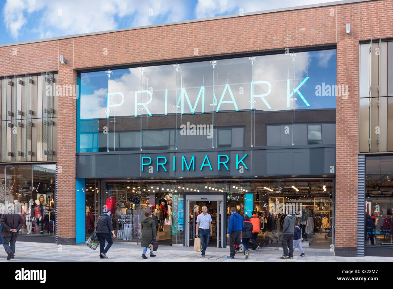 Primark entrance -Fotos und -Bildmaterial in hoher Auflösung – Alamy