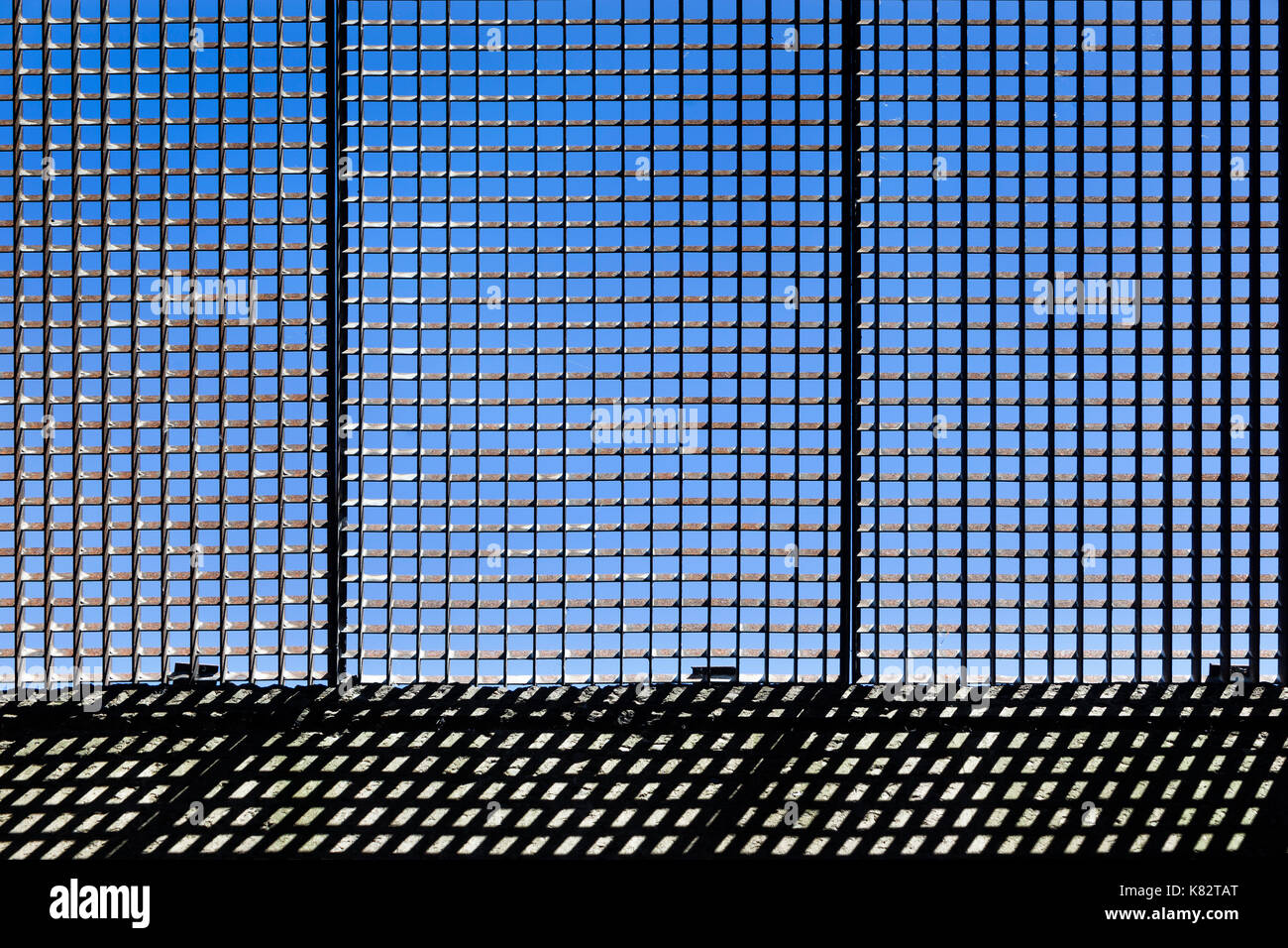 Metall gitterzaun -Fotos und -Bildmaterial in hoher Auflösung – Alamy