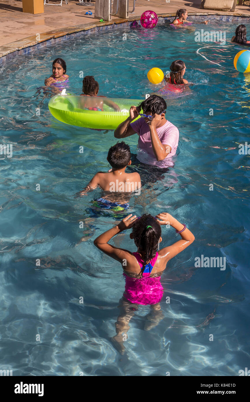 Teens Swimming Pool Stockfotos und -bilder Kaufen - Alamy
