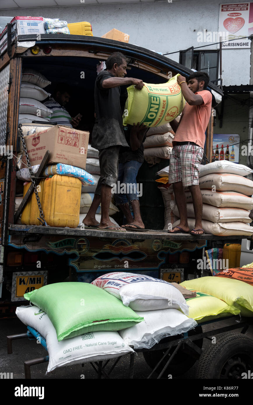 Auf dem Pettah Market in Colombo, Sri Lanka, werden Säcke Reis auf ...