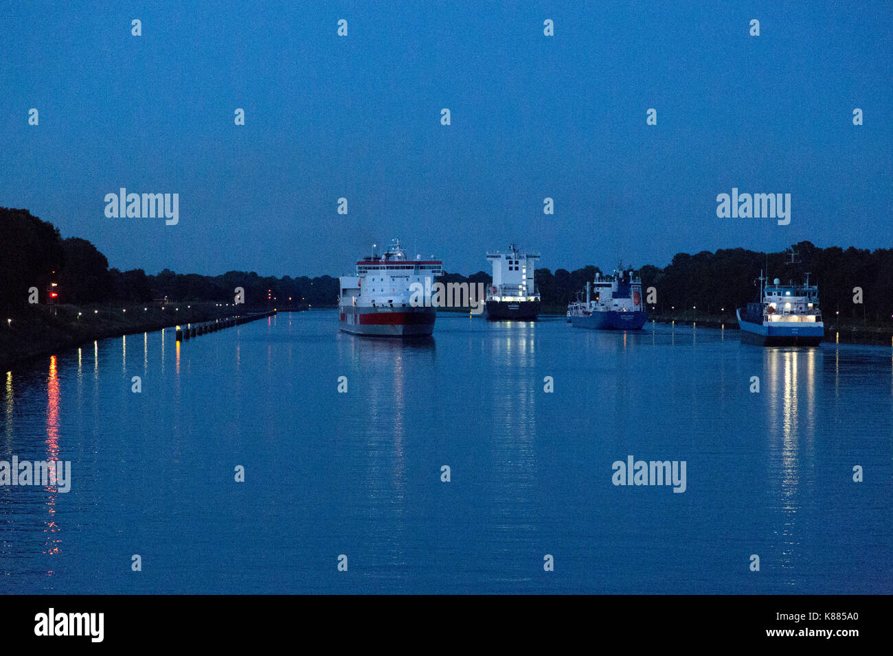 Schiffe auf dem kanal Stockfotos und -bilder Kaufen - Alamy