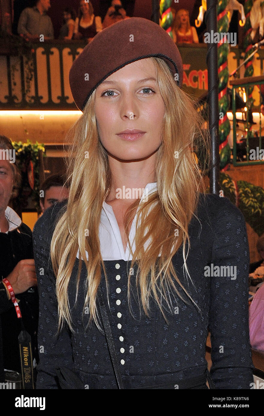 Marstall tent oktoberfest in munich -Fotos und -Bildmaterial in hoher ...