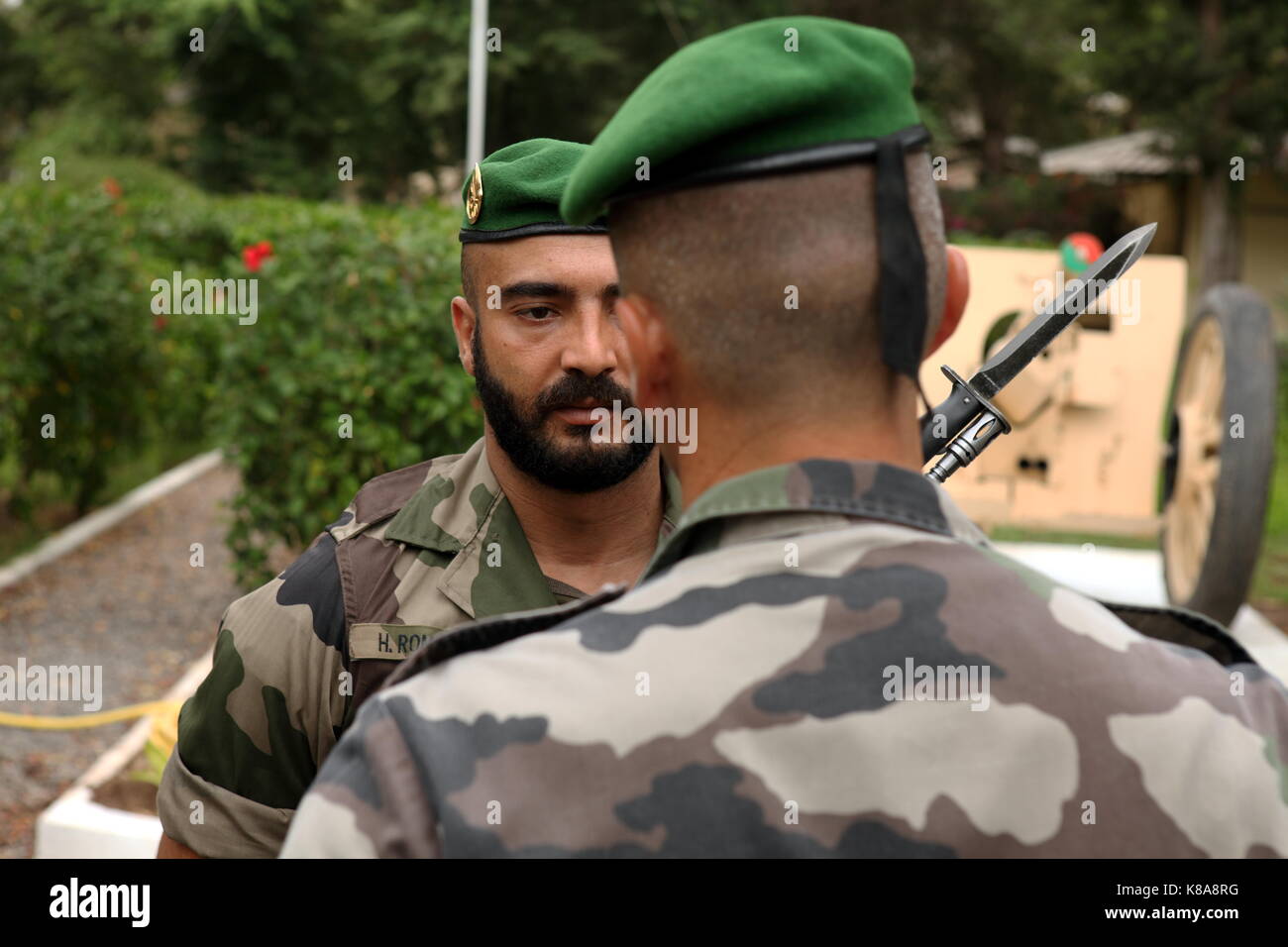 Ein Legionär aus den 13 DBLE (13 Fremdenlegion Demi-Brigade) steht an ...