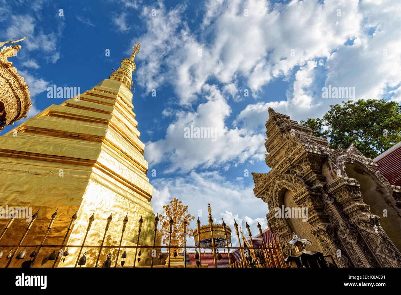 Wat Phra That Cho Hae Buddhismus Tempel mit goldenen Pagode auf blauen ...
