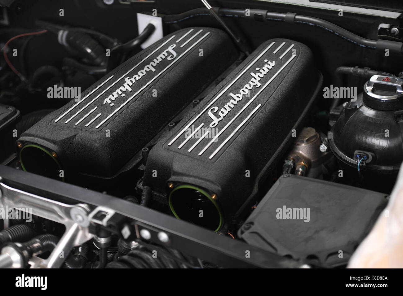 Lamborghini engine bay -Fotos und -Bildmaterial in hoher Auflösung – Alamy
