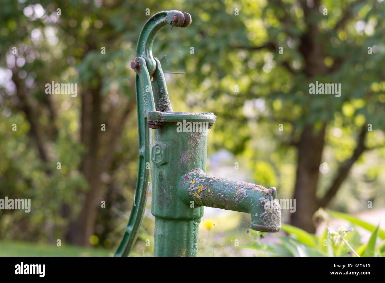 Old fashioned hand water pump -Fotos und -Bildmaterial in hoher ...