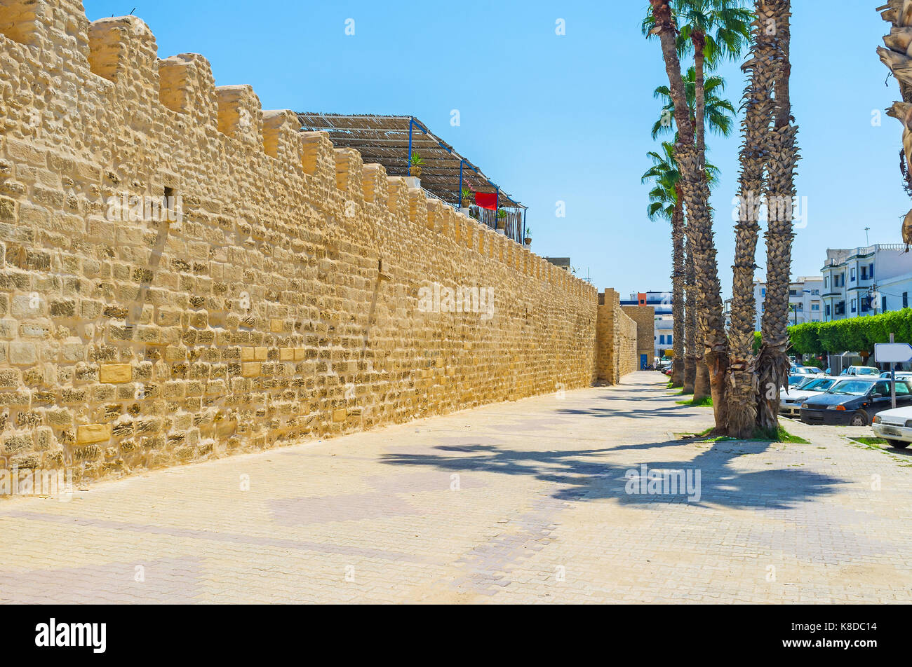 Die erhaltenen Mauer aus Stein der Medina, der Altstadt mit ...