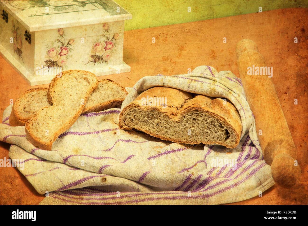 Brotlaib in Küche Tuch eingewickelt, zwei Scheiben Brot, und Rolling ...