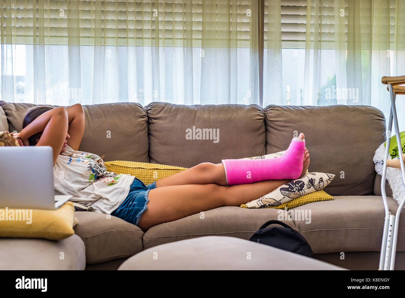 Frau mit gebrochenen Bein Bein gebrochen in rosa Gips ruht auf einem ...