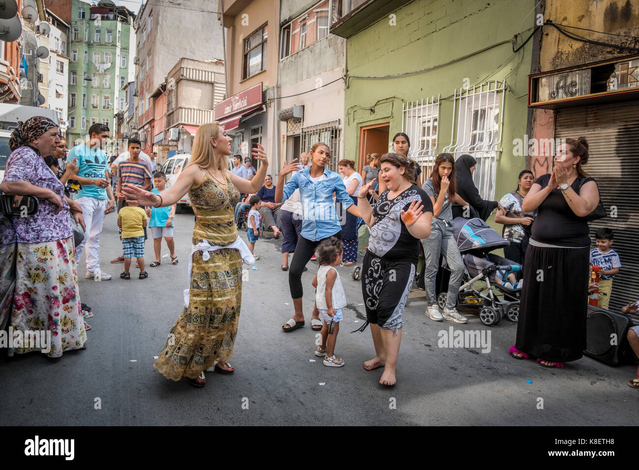 Tanzen auf der Straße bei einer türkischen Sünnet-Party Stockfotografie ...
