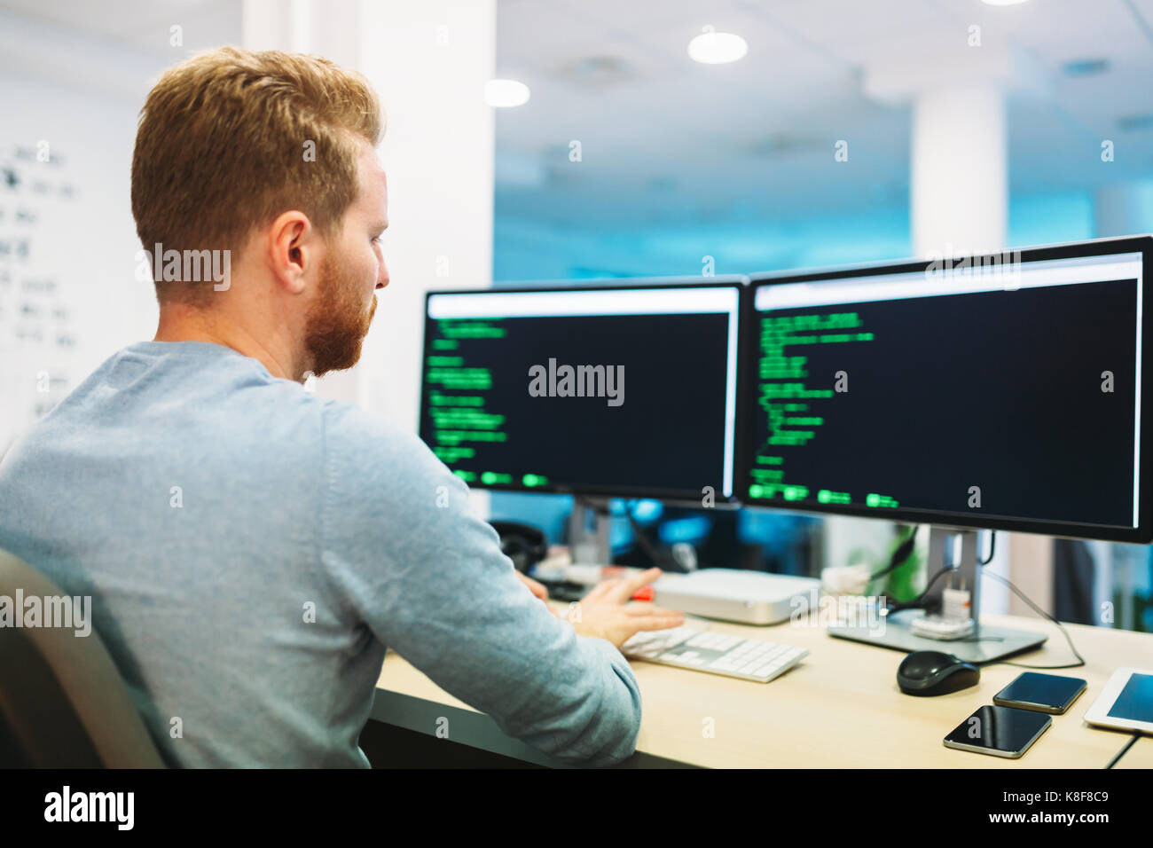 Code programmer -Fotos und -Bildmaterial in hoher Auflösung – Alamy
