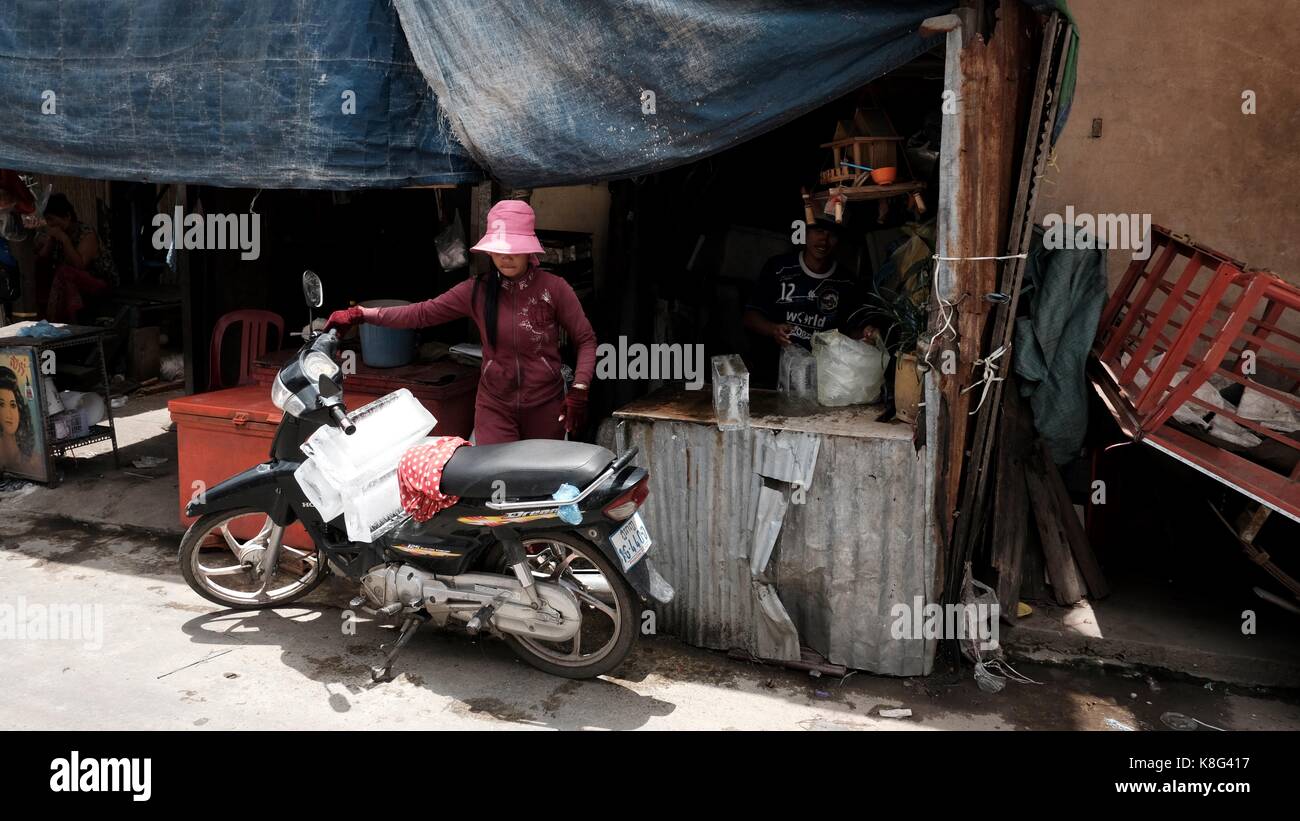 Arme Menschen, die in Holzhütten leben Armut befahl, die Phnom Penh ...