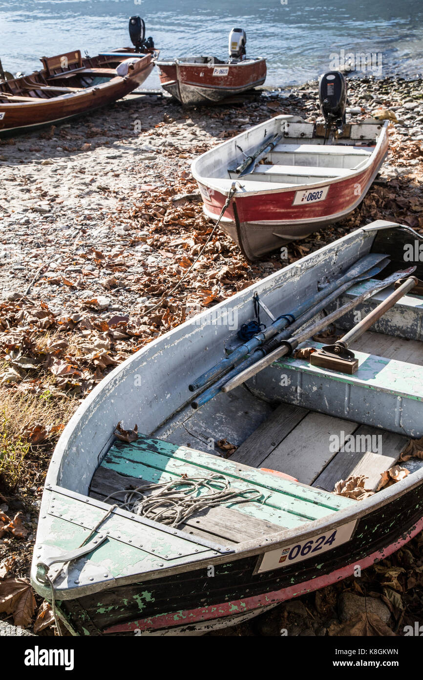 Boote am Strand im Isola Pescatori, Lago Maggiore Piemont, Italien ...