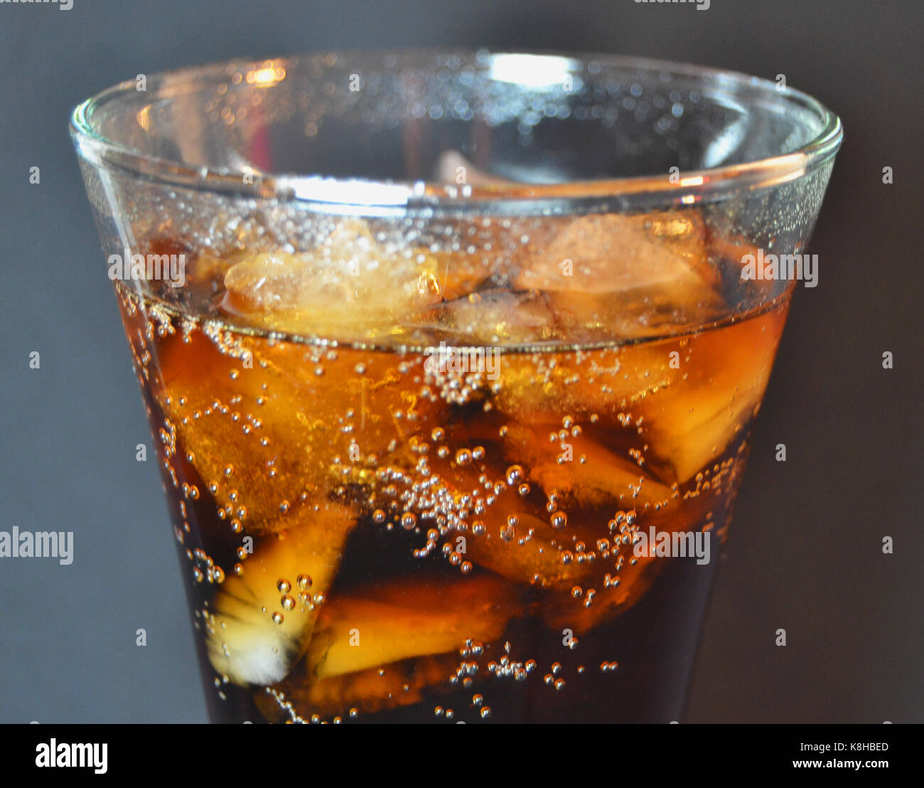 Kalte cola im glas -Fotos und -Bildmaterial in hoher Auflösung – Alamy
