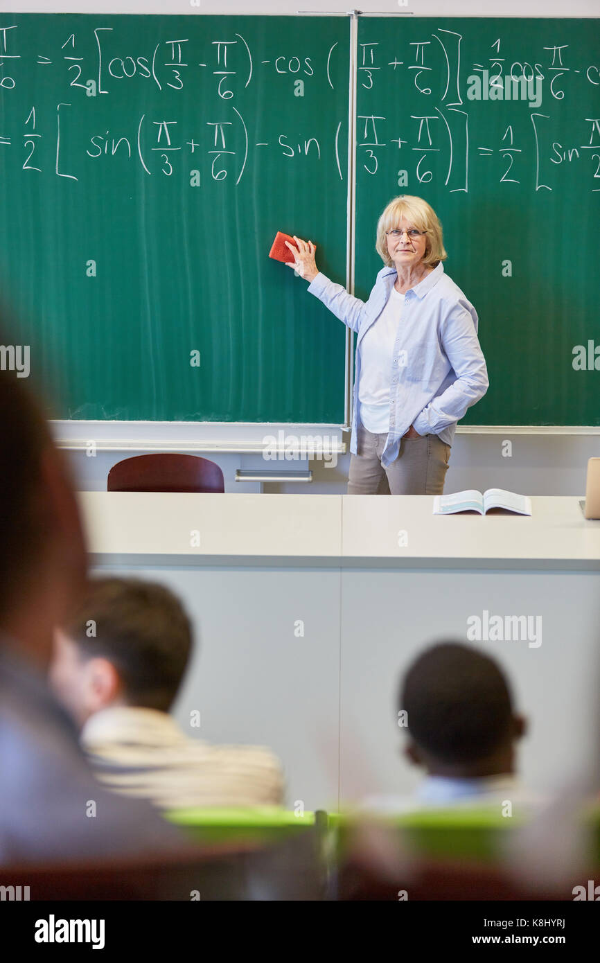 Schüler lehrer klasse schule mathe -Fotos und -Bildmaterial in hoher ...