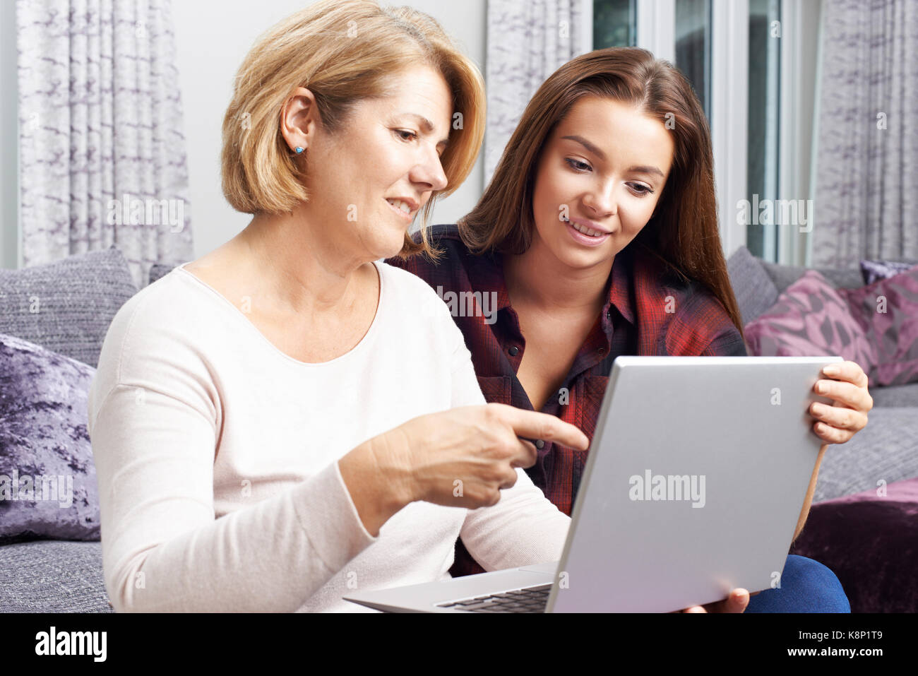 Teen zeigt eltern, wie man computer benutzt -Fotos und -Bildmaterial in ...