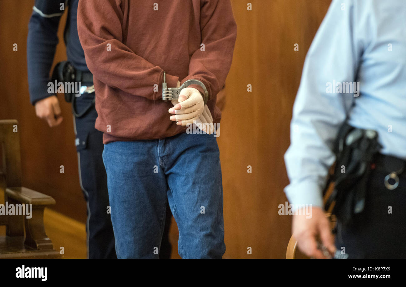 Frau in handschellen vor gericht -Fotos und -Bildmaterial in hoher ...