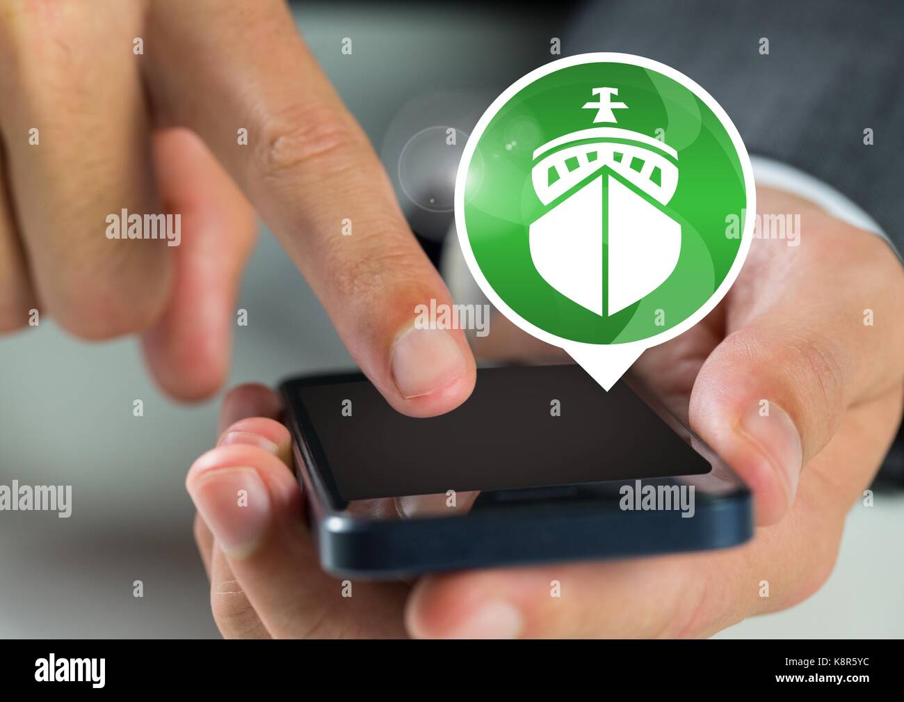 Digital composite von Hand mit Telefon mit Schiff Symbol Stockfotografie - Alamy