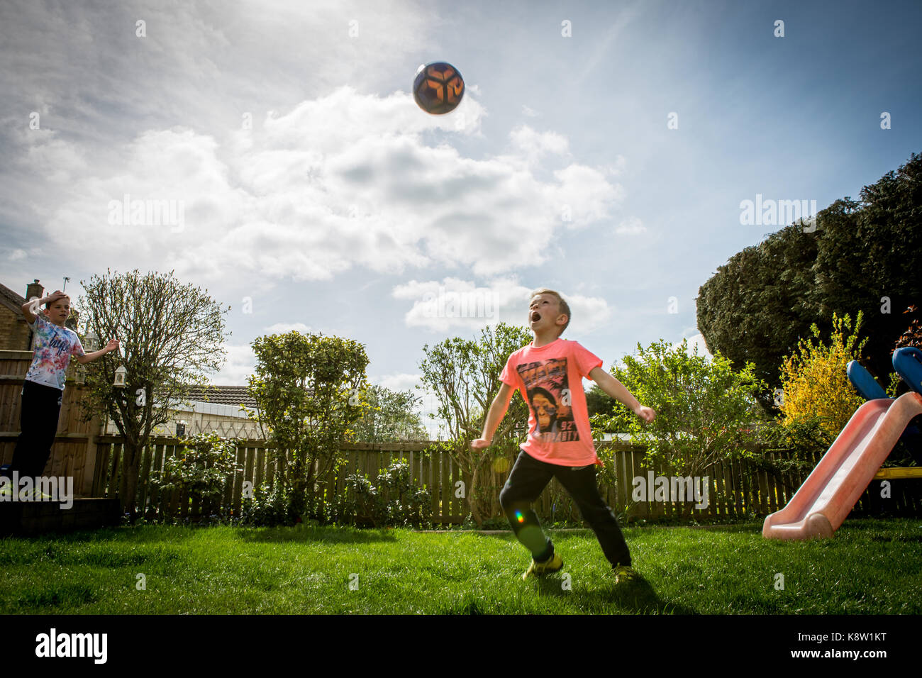Kinder, Die Fußball Spielen Stockfotos und -bilder Kaufen - Alamy