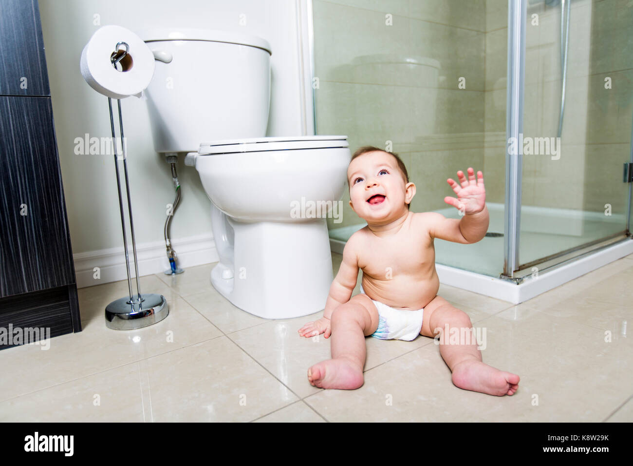 Baby toilette -Fotos und -Bildmaterial in hoher Auflösung – Alamy