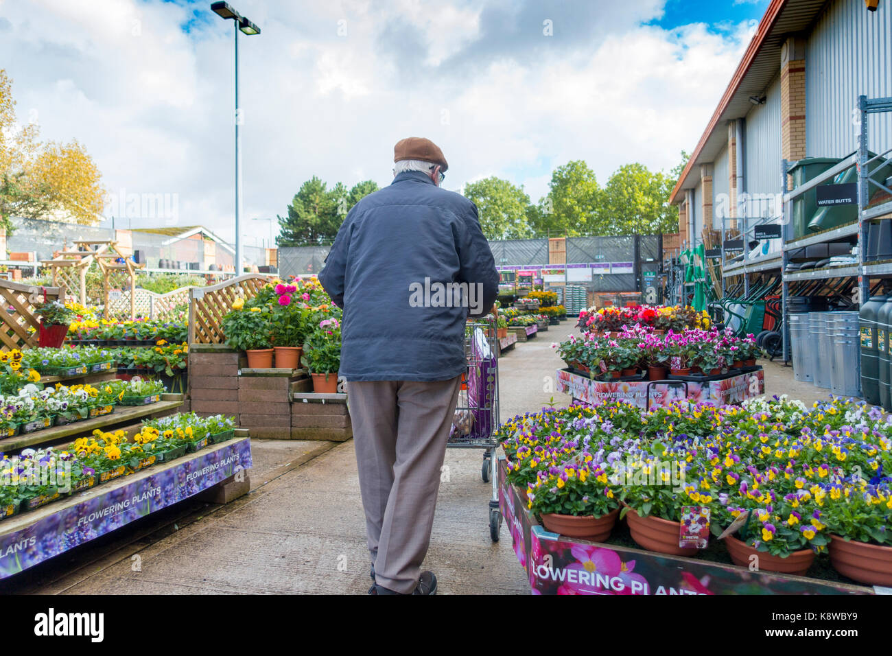 Ältere Menschen im Ruhestand Mann zu Fuß mit einem Einkaufswagen im ...