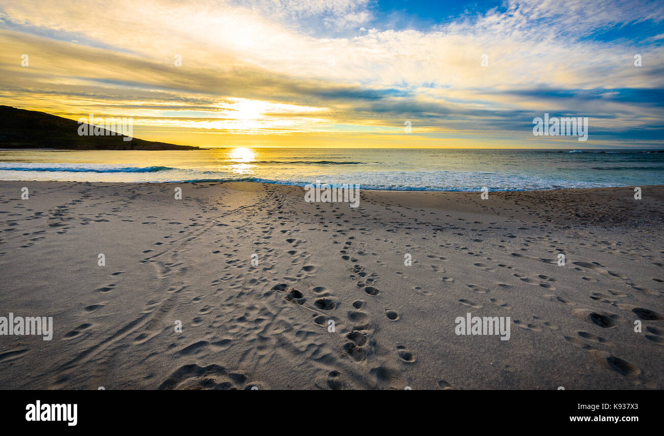 Spuren Spuren im Sand am Strand mit Sonnenaufgang oder Sonnenuntergang ...